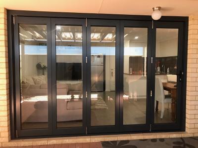 Cina 1.0mm-2.0mm Porte pieghevoli in alluminio Diversi colori per la decorazione della casa in vendita