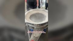 Ultrasonic vibrating screen is used to screen sweet potato flour.