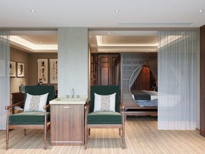 Chine Armoire de balcon en acier inoxydable avec plafond en quartz et armoires hautes du sol au plafond pour un rangement élégant à vendre