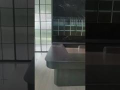 Een wijnkast van roestvrij staal met opslag en zitplaatsen in elegant zwart