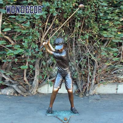 Cina Decorazione su misura del giardino, statua bronzea a grandezza naturale degli adolescenti che giocano golf in vendita