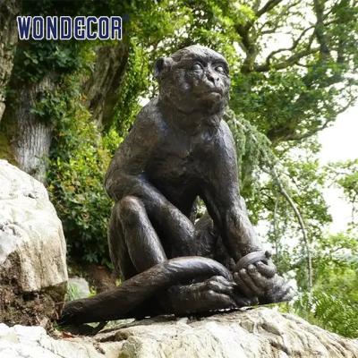 Cina Statua animale graduata umana della scimmia del bronzo della decorazione del metallo della foresta in vendita