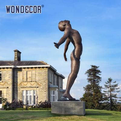 Cina Embracing Sky Man Bronze Statues Sculpture 3D Design in vendita