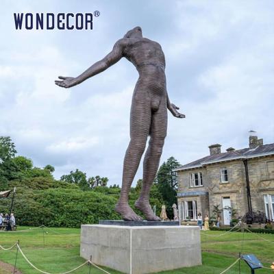 Cina Embracing Sky Man Bronze Statues Sculpture 3D Design in vendita