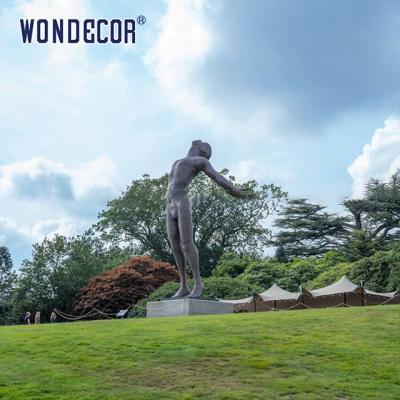 Cina Embracing Sky Man Bronze Statues Sculpture 3D Design in vendita
