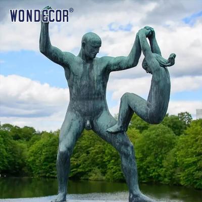 Cina Adults And Children Playing Bronze Statues Sculpture In Outdoor Parks in vendita
