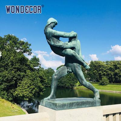 Cina Adults And Children Playing Bronze Statues Sculpture In Outdoor Parks in vendita