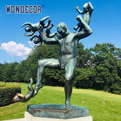 Cina Adults And Children Playing Bronze Statues Sculpture In Outdoor Parks in vendita