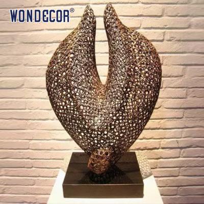 China Pequena decoração de arte de metal abstrato forma geométrica oca escultura de aço inoxidável à venda