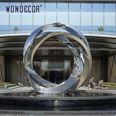 China Escultura de fonte de aço inoxidável grande para o exterior Anel giratório geométrico irregular à venda