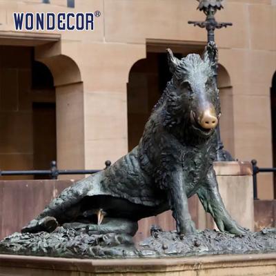 China Escultura de porco de bronze de grande animal ao ar livre com desenho de letras à venda