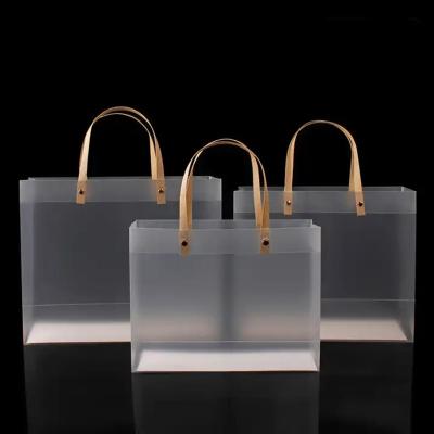 China XYDAN Frosted Rigid PVC Transparent Tote Bag mit weichem Loop-Griff gestreiftes Muster zu verkaufen
