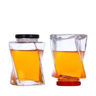 中国 360ml カスタム クリア トイスト 形 ミツバチ ガラス ボトル メタルキャップ付き ユニークな ミツバチボトル 販売のため