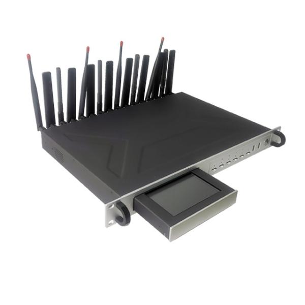Modem de routeur cellulaire sim-lié 4G 5G monté sur un rack pour diffusion en direct en extérieur