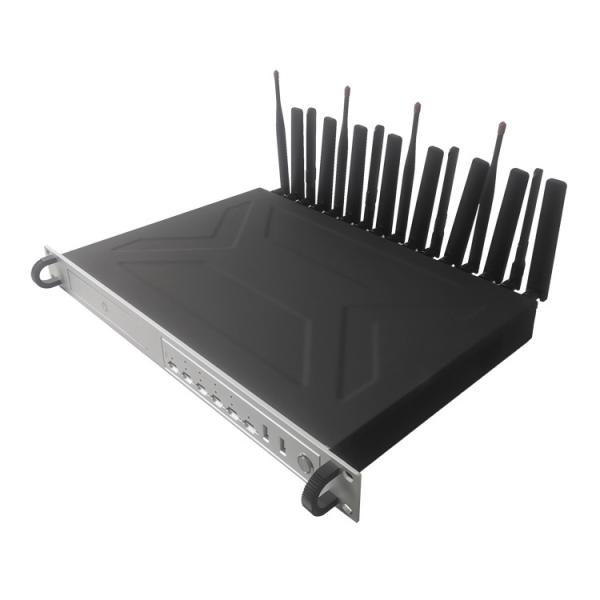 Modem de routeur cellulaire sim-lié 4G 5G monté sur un rack pour diffusion en direct en extérieur
