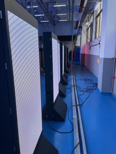Interaktives Touch-System zur Selbstkontrolle der Kunden mit Outdoor-Business-Display