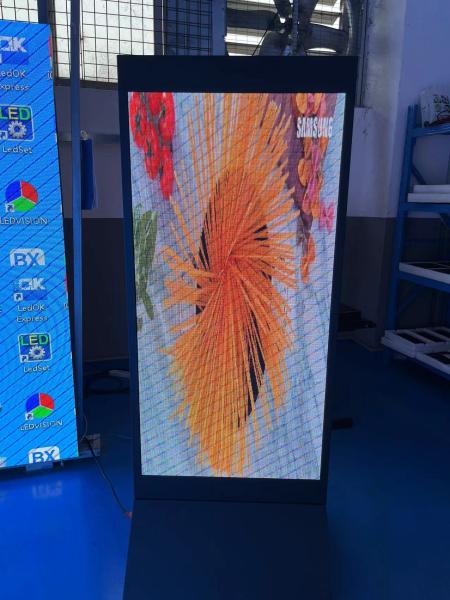 Interaktives Touch-System zur Selbstkontrolle der Kunden mit Outdoor-Business-Display