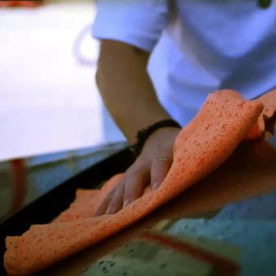 Cina Salviette in tessuto non tessuto 100% polipropilene con elevata capacità di assorbimento e panno riutilizzabile per l'asciugatura dell'auto per uso industriale in vendita