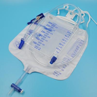 Cina Borse di drenaggio dell'urina dei prodotti eliminabili 2600ML 400CC di urologia del PVC in vendita
