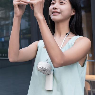 China Ventilador portátil com display digital LED, operado por bateria, para pendurar no pescoço, ventiladores elétricos dobráveis para viagem à venda