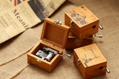 China 2018 wooden music box new vintage Hand crank wooden music box for sale for sale