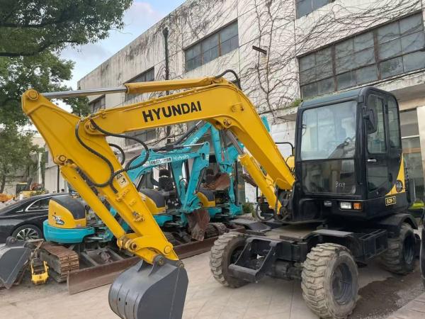 Quality Used R60W-7 Mini Hyundai Wheeled Excavator Stable And High Efficiency for sale