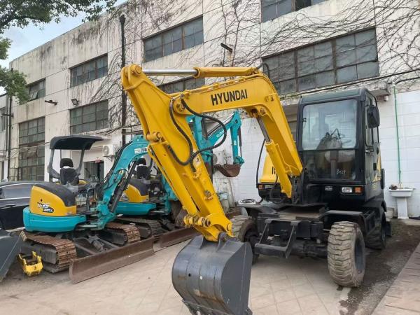Quality Used R60W-7 Mini Hyundai Wheeled Excavator Stable And High Efficiency for sale