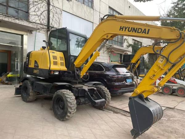 Quality Used R60W-7 Mini Hyundai Wheeled Excavator Stable And High Efficiency for sale