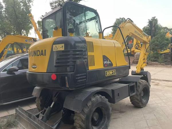 Quality Used R60W-7 Mini Hyundai Wheeled Excavator Stable And High Efficiency for sale