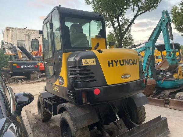 Quality Used R60W-7 Mini Hyundai Wheeled Excavator Stable And High Efficiency for sale