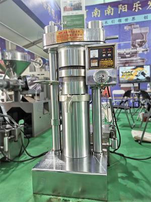 Cina 24 kg/h di noce dell'olio della stampa della macchina di elaborazione fredda dell'olio su scala ridotta in vendita