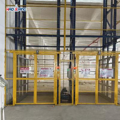 China Gelb 2 Tonnen Hydraulischer Wohnfrachtlift Elektrischer Frachtliftlift zu verkaufen