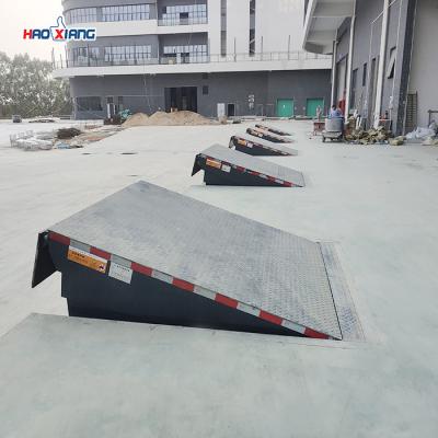 China Hydraulic Dock Leveler 8000kgs-20000kgs Loading And Unloading Platform for sale