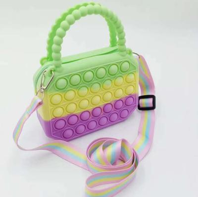 Cina Fabbrica diretta Colori arcobaleno ottagonale Borsa di monete di silicone flessibile Stretta con cerniera e borsa di tasca in vendita