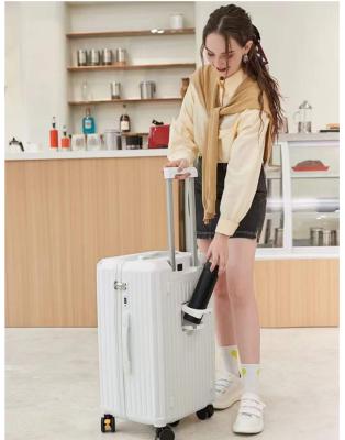 Cina New Design Factory Wholesale Large Capacity Suitcase Carry On Luggage PC ABS Hard Shell Spinner Wheels Combination Lock in vendita