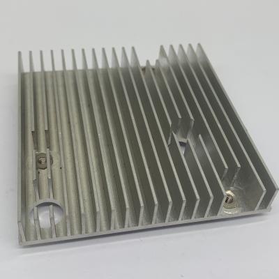 Cina Prezzi bassi OEM Profili di alluminio su misura Rondo alluminio Estrussione Lava calore Lava calore Fini di raffreddamento Fabbricazione metallica in vendita