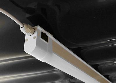 中国 三証拠LEDの管は8FTの中断される90w商業表面取り付けを防水する 販売のため