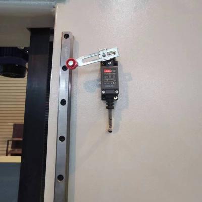 中国 DTC-SD2012 操作が簡単 PU 泡スポンジ用のダブルブレード振動型泡コンタール切断機 販売のため