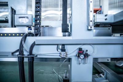 Китай PU точности 0.5mm пенится автомат для резки с вертикальным лезвием продается