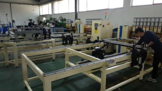 La máquina automática de la soldadura por puntos de la malla de alambre para el deslizamiento del horno deja de lado el estante