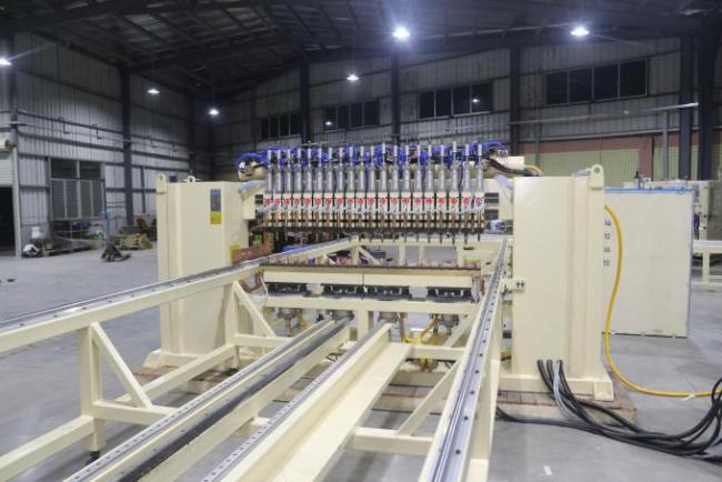 Автоматический сварочный аппарат провода, инструмент заварки пятна для усиливать сетку загородки