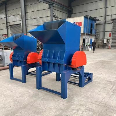 Cina Macchina per la frantumazione di bottiglie e lattine di plastica PET con capacità produttiva di 500-800 kg/h in vendita