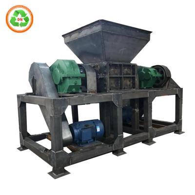 Cina Tire Shredder Machine per il riciclaggio dei rifiuti di pneumatici con capacità di produzione di 300-500 kg/h in vendita