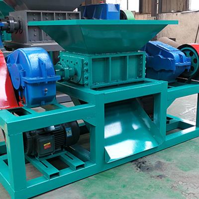China Doppelschachtschredder voor het recyclen van afvalrubberbanden van gebruikte auto's en motorfietsen Te koop