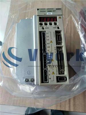 Китай Привод 50 сервопривода Yaskawa SGDH-15DE-OY промышленный/60HZ 380 - 480VAC ВХОДНОЙ СИГНАЛ 4.8AMP НОВЫЙ продается