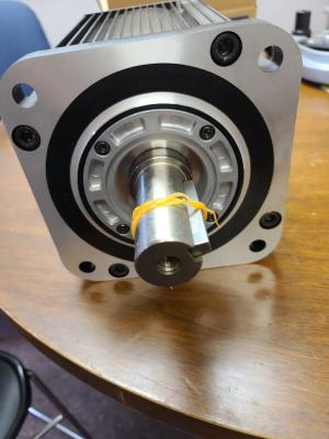 중국 새로운 야스카와 SGMGH-44ACA61 AC 서보 모터 32.8A 4.4KW 1500RPM 200V 판매용