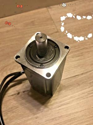 China Yaskawa SGME-04AF12 AC SERVO MOTOR 2.6A 400W 3000RPM 200V NOVO à venda