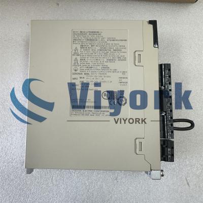 Cina Yaskawa SGD7S-1R6A00A 200W Servo drive industriale 2.4AMP Servo drive NUOVO in vendita