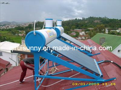 China Teatro branco de aço inoxidável Tubos de vácuo interiores Geisers solares aquecedores de água para chuveiro à venda