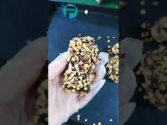 El coco grande del ourput forma escamas las semillas de sésamo puso a tierra la máquina de capa de la tabla rotatoria del polvo del chocolate de las nueces